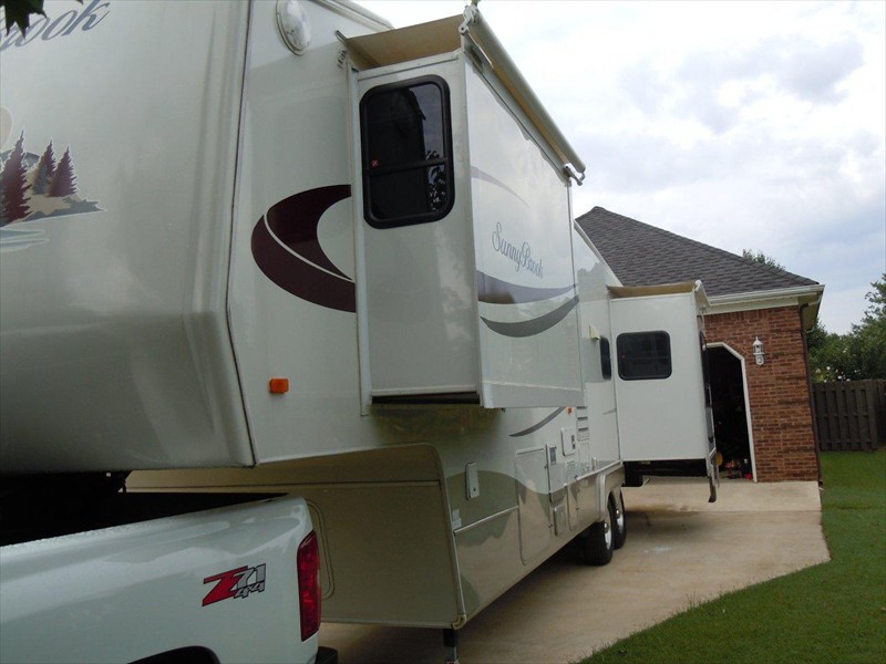 Sunnybrook TITAN LX Fifth Wheel. Photos, Brochure, Build Sheet