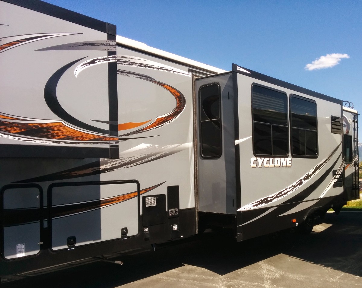 2015 Heartland Cyclone CY4200 - Fifth Wheel - Toy Hauler