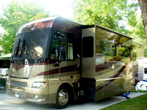 2006 Winnebago Adventurer Class A RV in South Pittsburg, Tennessee