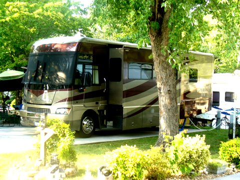 2006 Winnebago Adventurer Class A RV in South Pittsburg, Tennessee