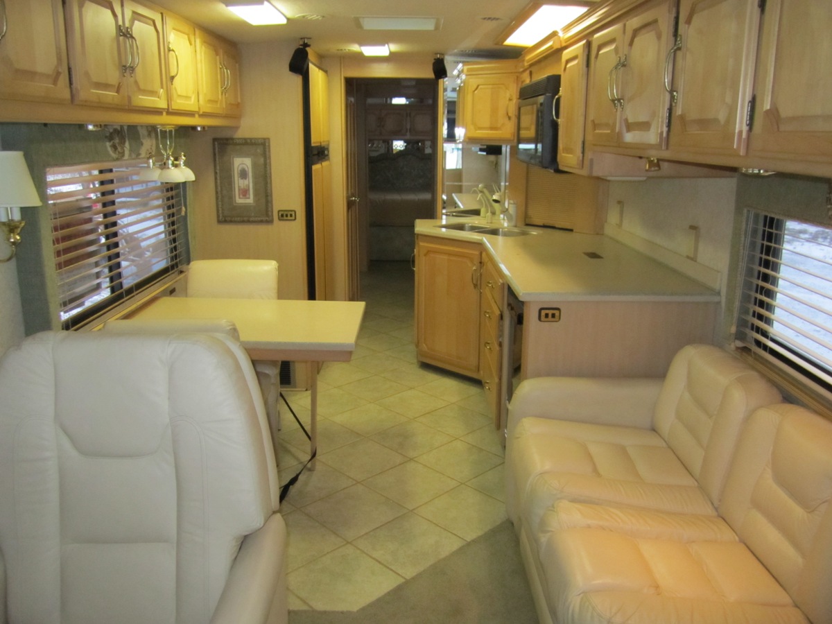 2000 Winnebago Ultimate Freedom in Mountain Home, Arkansas
